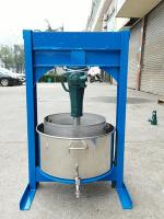China 304 Stainless Steel Hydraulic Cold Press Juicer Machine 8L to 98L Capacity for Fruit Vegetable Wine for sale