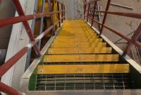 China FRP Anti Slip Stair Nosing Anti Slip Mat Surface Coating Resin Iso AS4586 For Oilfield Stair for sale