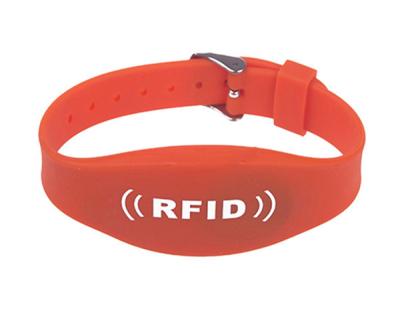 China Reusable Waterproof Programmable Children Tracking 13.56MHz NFC RFID Silicone Wristband Price for sale
