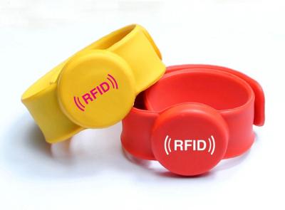 China Noctilucous Silicone UHF RFID Chip Wristband Long Range For Amusement Park for sale