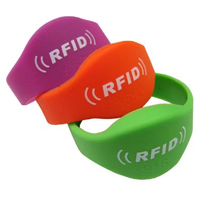 China Silicone Custom Rfid Chip Pvc Nfc Adjustable Waterproof Shakeproof Silicone Wristbands Hotel Bracelet With Qr Code for sale