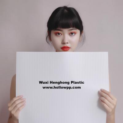 China Smooth Surface 4x8 Corrugated Plastic Sheets 300gsm Wall Sign Printing Use for sale