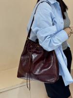 China Top-grain oil-waxed cowhide genuine leather Large-capacity drawstring shoulder bag backpack Duffel Bag Fashion Bags for Women Wholesale backpack Supplier for sale
