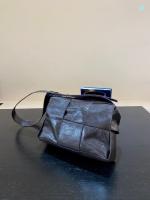 China Minimalist Vintage Bag Top-Grain Oil-Waxed Cowhide Woven genuine leather  Crossbody Bag women's leather handbag shoulder bag China supplier for sale