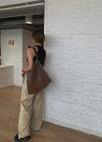 China Men & women's genuine leather tote bag Top-grain cowhide color-blocking wide-strap single-shoulder tote bag (unisex) big shoulder bag underarm bag China supplier wholesale for sale
