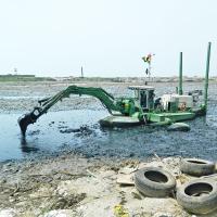China Hydraulic Power Amphibious Sand Dredger for River Customized Performance and Function for sale