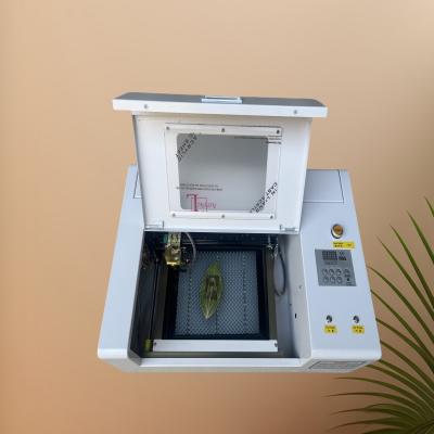 China CNC Laser Cutting And Engraving Machine With CO2 Laser Tube For Textile Wood Acrylic for sale