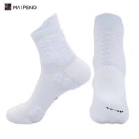 China Custom Sporty Running Socks Quick Dry Athletic Running Crew Socks for sale