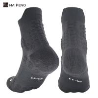 China Custom Sporty Running Socks Quick Dry Athletic Running Crew Socks for sale