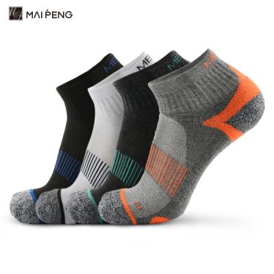 China Cotton Breathable Sporty Running Socks Sweat Absorbent Athletic Ankle Socks for sale