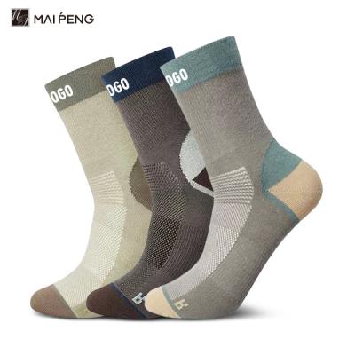 China Custom Logo Athletic Sports Socks Anti Slip Mountain Climbing Socks for sale