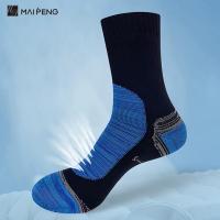 China Unisex Crew Breathable Hiking Socks Waterproof Mountain Climbing Socks for sale