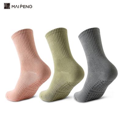 China Breathable Cotton Non Slip Yoga Socks Sports Yoga Pilates Crew Grip Socks Customized for sale