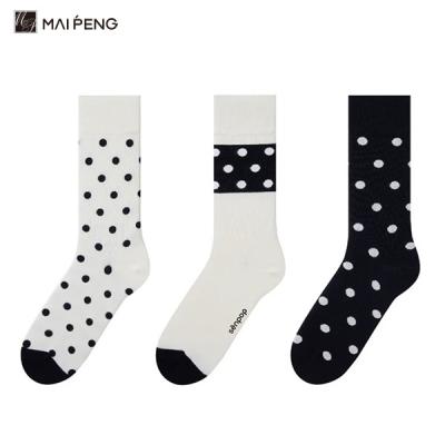 China Breathable Custom Women Socks Jacquard Dot Pattern Combed Cotton Socks for sale