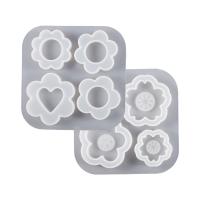 China Crystal Drip Glue DIY Flowing Sand Keychain Pendant Grinding Heart Hollow Flower Pendant Silicone Mold for sale
