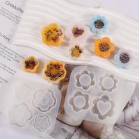 China Crystal Drip Glue DIY Flowing Sand Keychain Pendant Grinding Heart Hollow Flower Pendant Silicone Mold for sale