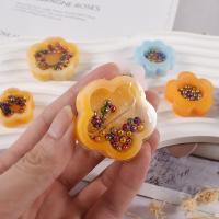 China Crystal Drip Glue DIY Flowing Sand Keychain Pendant Grinding Heart Hollow Flower Pendant Silicone Mold for sale