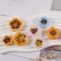 China Crystal Drip Glue DIY Flowing Sand Keychain Pendant Grinding Heart Hollow Flower Pendant Silicone Mold for sale