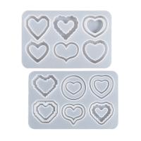 China DIY Drip Glue Gypsum Aromatherapy Valentine's Day Pixel Love Shaped Flowing Sand Keychain Pendant Silicone Mold for sale