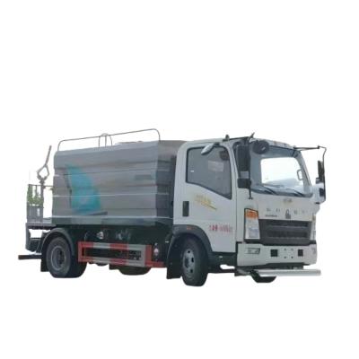 China Manual Transmission Type 5 Ton 4 * 2 Mini Water Sprinkler Truck for Road Cleaning Outlet HoWo 14 m Range for sale