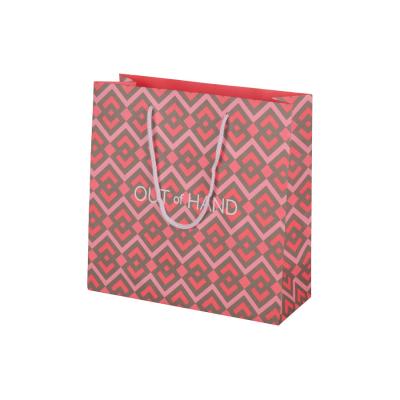 China PP Twist Handle Paper Packaging Bags 230gsm White Kraft Paper Material for sale