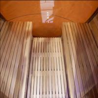 China Premium Outdoor Barrel Sauna 4 Person Hemlock Wood with 6kW Heater for Pool Terrace for sale