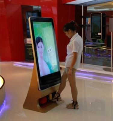 China floor standing 32inch LCD POP advertising shoe polishing clean machine for sale
