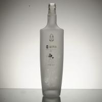 China Provided Freely 1000ml Clear Shape White Frost Vodka Round Bottle for Water Twist Cap for sale
