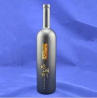 China 750ml Black Label Whiskey Glass Bottle with Decal Surface and Cork Closure System for sale