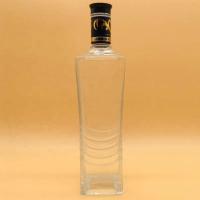 China Super Flint Glass Collar Material 750ml Customized Glass Vodka Bottle for Beverages for sale
