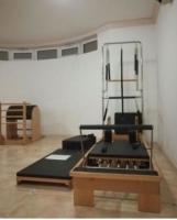 China OEM Wood Steel Pilates Exercise Equipment Pilates Reformer With Half Trapeze for sale