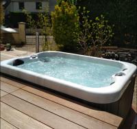 China Outdoor Economic 2 Persons Hot Tub Spa Whirlpool Massage Bathtubs for sale