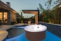 China 5-Person Acrylic Shell Hot Tub With 3kW Heater And Bluetooth Speakers for sale