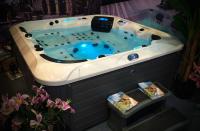 China 5 People Customized Outdoor Whirlpool Bathtub Freestanding Hot Tub With 33 Jets for sale