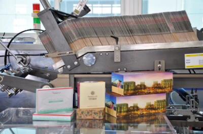 China Full automatic V fold Facial  tissue paper cartoning machine with great price For Cube box facial tissue Wrapping for sale