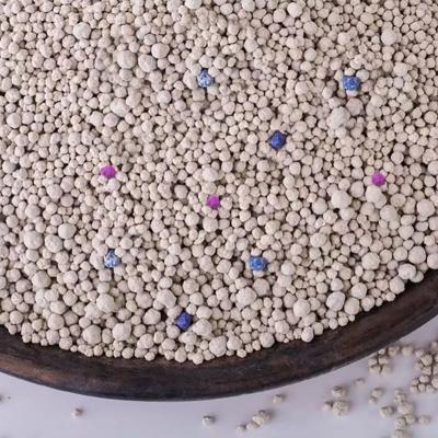 China Sustainable Lightweight Clumping Bentonite Cat Litter 0.8-3.5mm Odor Control Multi-Cat for sale