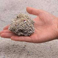 China High Performance Bentonite Cat Litter with Quick Clumping and Long Lasting Odor Control for sale