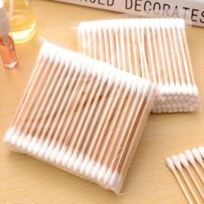 China Wooden Stick Cotton Swabs Disposable 2.5mm x 150mm Eco Friendly Cotton Buds for Cleaning and Makeup for sale