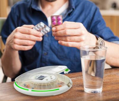 China Smart Electronic Medicine Box with 28 Compartments and LCD Display for Elderly Pill Storage for sale