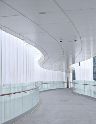 China Smooth Curved Aluminum Ceiling Panels White Arc Metal Ceiling For Indoor Corridor for sale