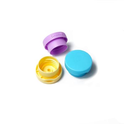 China Bouchon en plastique coloré Flip Top pour bouteille bouchon supérieur plat à grande tête pp bouteille de maquillage en plastique couvercle à vis rabattable 20mm 24mm 28mm 32mm for sale