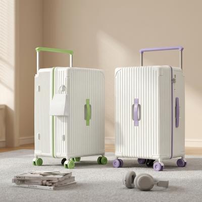 China Large Capacity PC Hard Shell Suitcase with Wide Handle, Cup Holder, Side Hook and 360 Degree Spinner Wheels Wholesale for sale