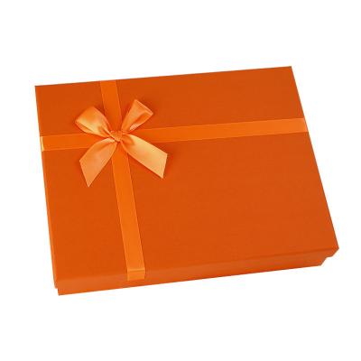 China Custom Logo 100% Paper Christmas Gift Box Eco Friendly Disposable Present Box for Family Friends for sale