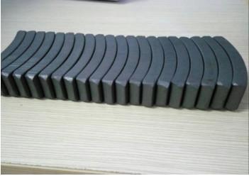 China Sintered Ceramic Ferrite Arc Magnet Y30 C5 Custom Size 13.15x8.8x15mm for sale