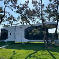China Space Capsule Container House - 4m x 8m Customizable Steel Structure with 15mm Floor & -40°C to 40°C Temperature Range for sale