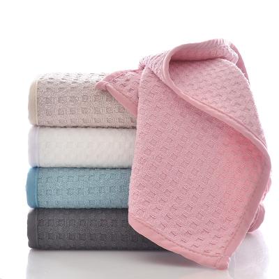 China 70x140cm Luxury Microfiber Bath Towels 400gsm Small Waffle Design for sale
