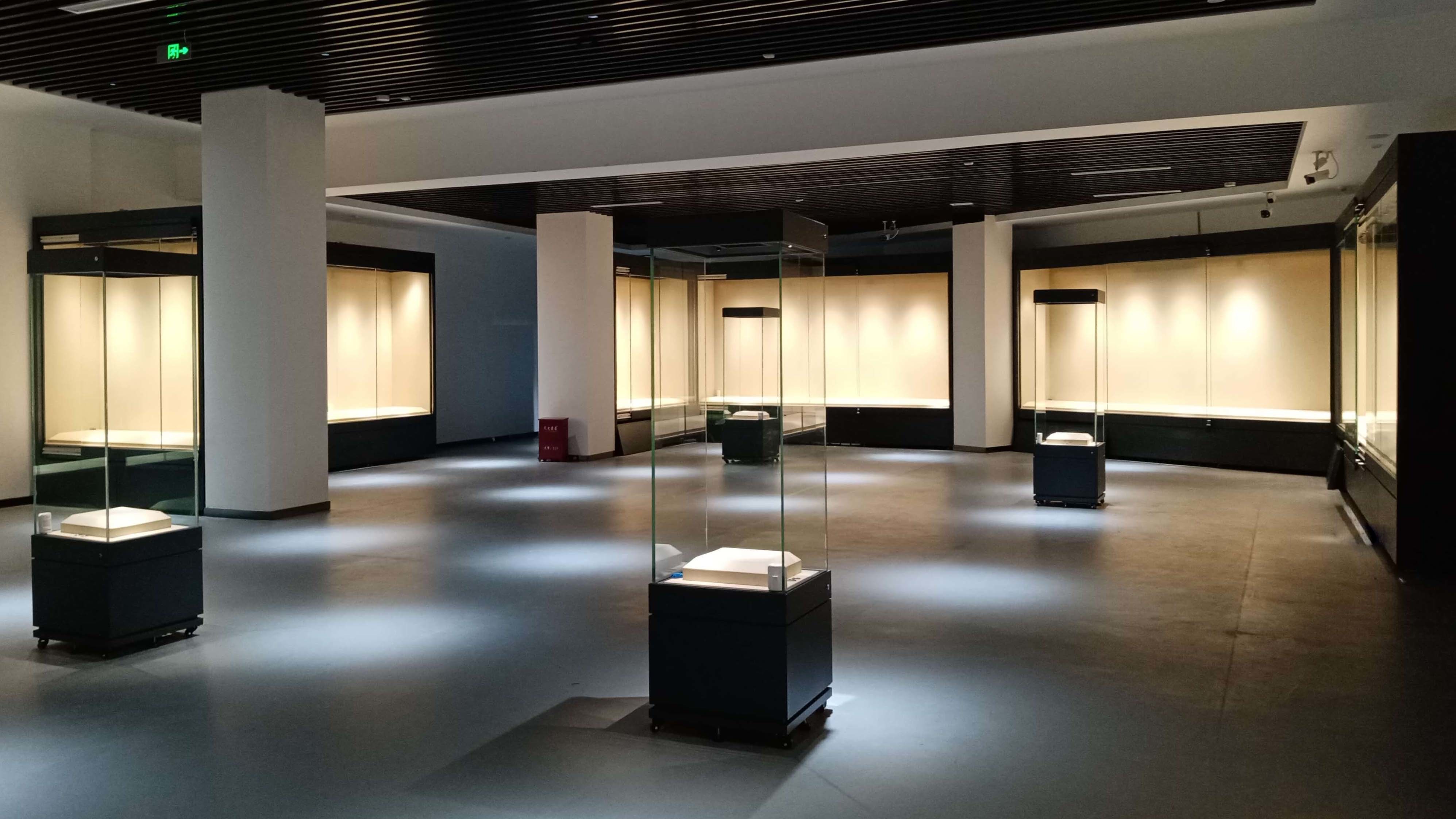 museum display case glass selection