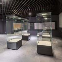 China Custom Museum Display Cabinet Frameless Glass Freestanding Display Cabinets for sale