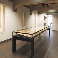 China Custom Table Cabinet, Five Glass Surfaces, Full Visibility, Gel Pack, Letters, Table Glass Display Case for sale