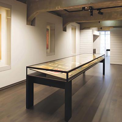 China Custom Table Cabinet, Five Glass Surfaces, Full Visibility, Gel Pack, Letters, Table Glass Display Case for sale